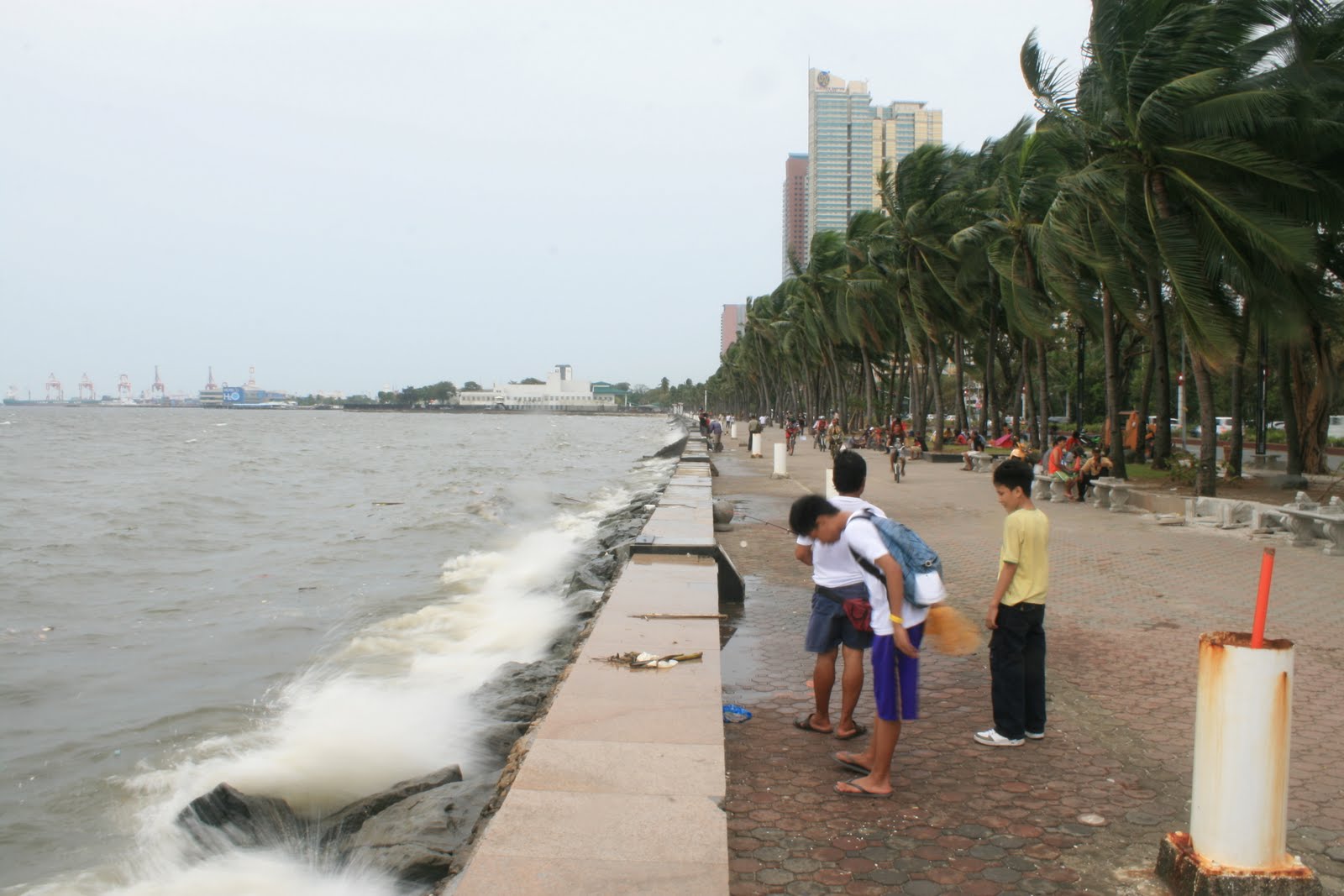 Chronicles of a Traveller: Baywalk (Manila Bay) after typhoon Pedring