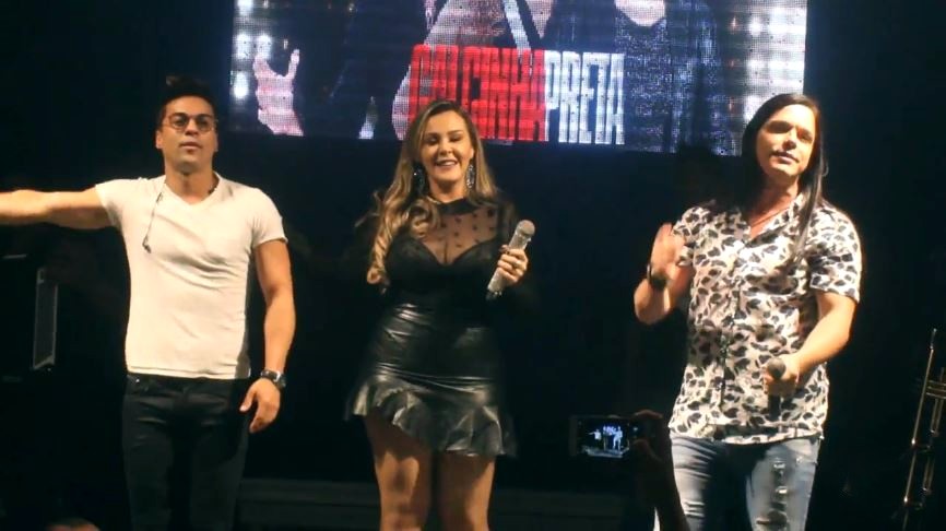 Ex-Calcinha Preta Ramon Costa faz participação no show da banda e ...