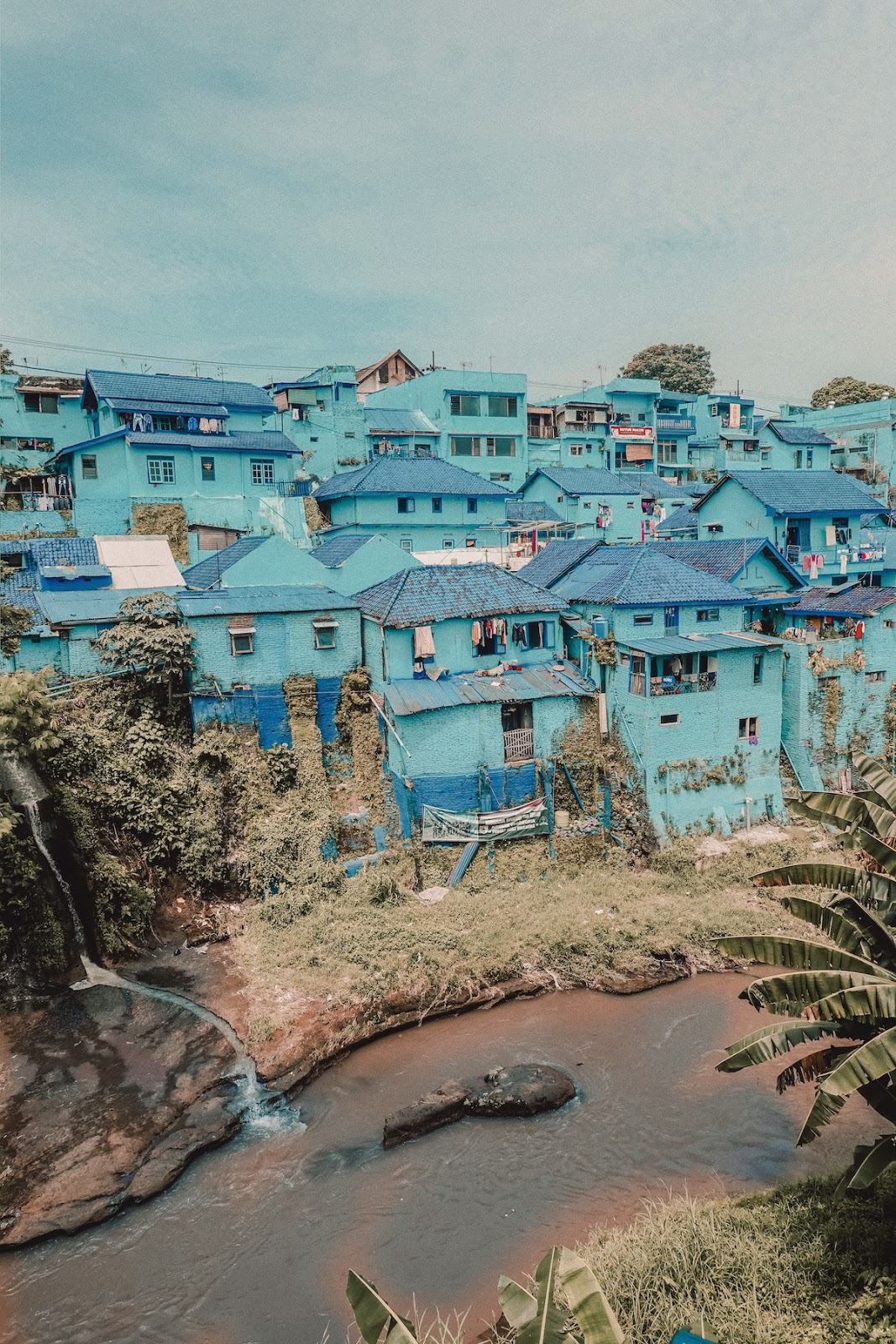 MEMBIRU DI KAMPUNG BIRU AREMA, MALANG ~ Life Is An Absurd Journey