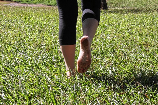 Os benefícios de andar descalço - A VERDADE SOBRE