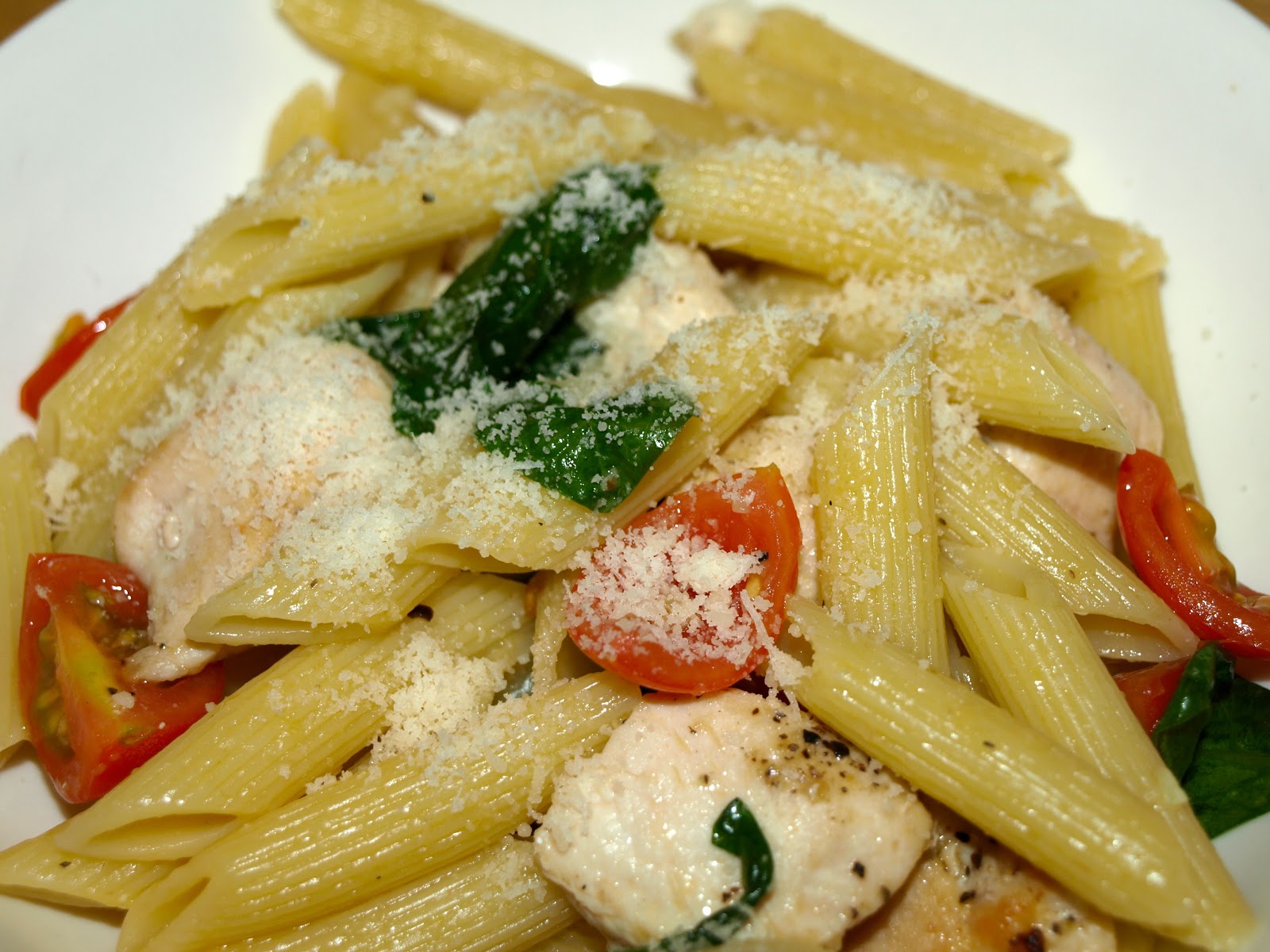 Bitter Sweet Salty Sour: Kana-spinati-kirsstomati pasta