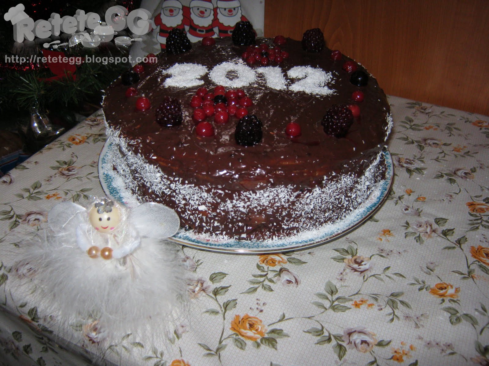 Retete gustoase si garnisite: Tort cu ciocolata si fructe de padure