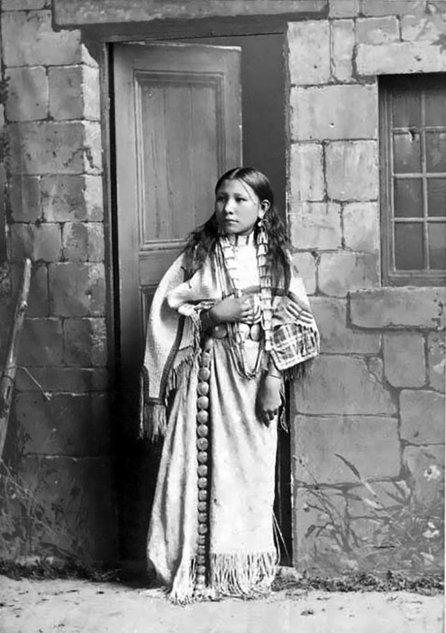 45 Enchanting Portraits of Native American Teen Girls From Between the ...