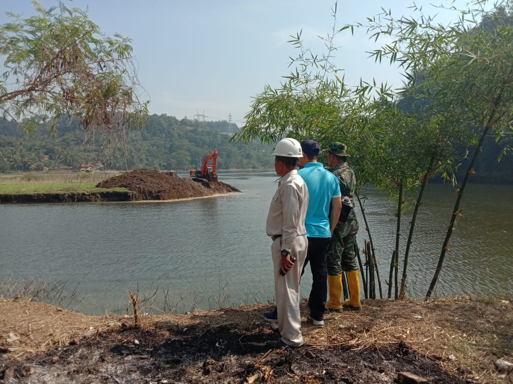 Upaya Normalisasi Sungai Citarum, Satgas Sektor 11 Lakukan Pengerukan Sedimentasi Dengan Alat Berat