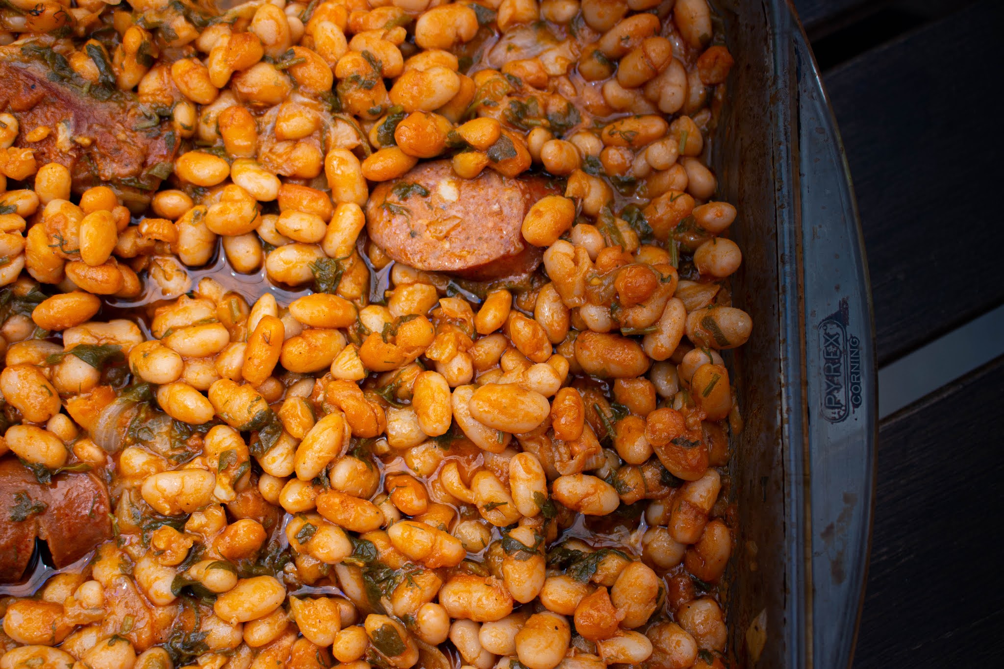 ΦΑΣΟΛΑΔΑ ΣΤΟ ΦΟΥΡΝΟ με ΛΟΥΚΑΝΙΚΟ | GREEK FASOLADA WITH SAUSAGE IN THE ...
