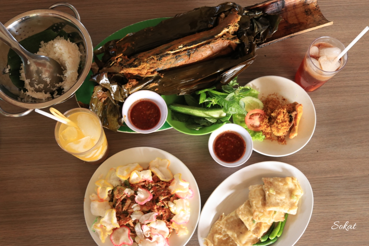 Lesehan di Resto Ikan Bakar Bambu Haur