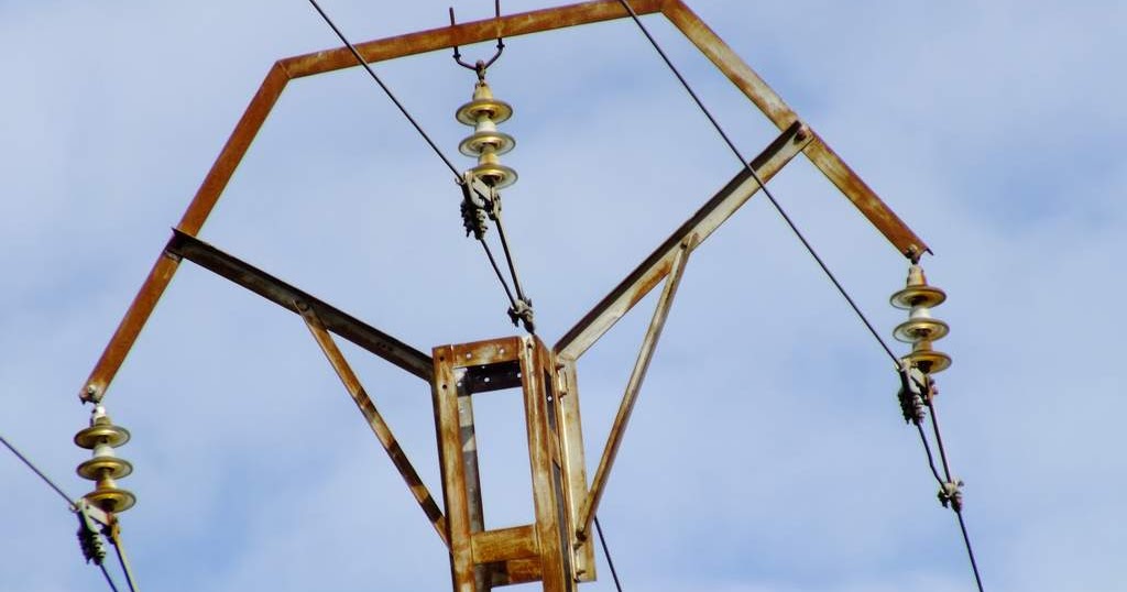 De Alta a Baja tensión: Partes de un poste eléctrico