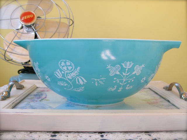 The Copycat Collector: THE WEEKEND COLLECTOR: The Pyrex Collective