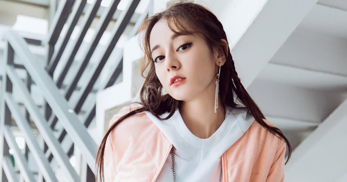 China Entertainment News: Street shots of actress Dili Reba