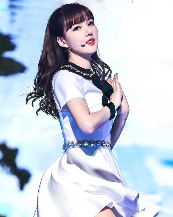 15 Beautiful Singer Pictures