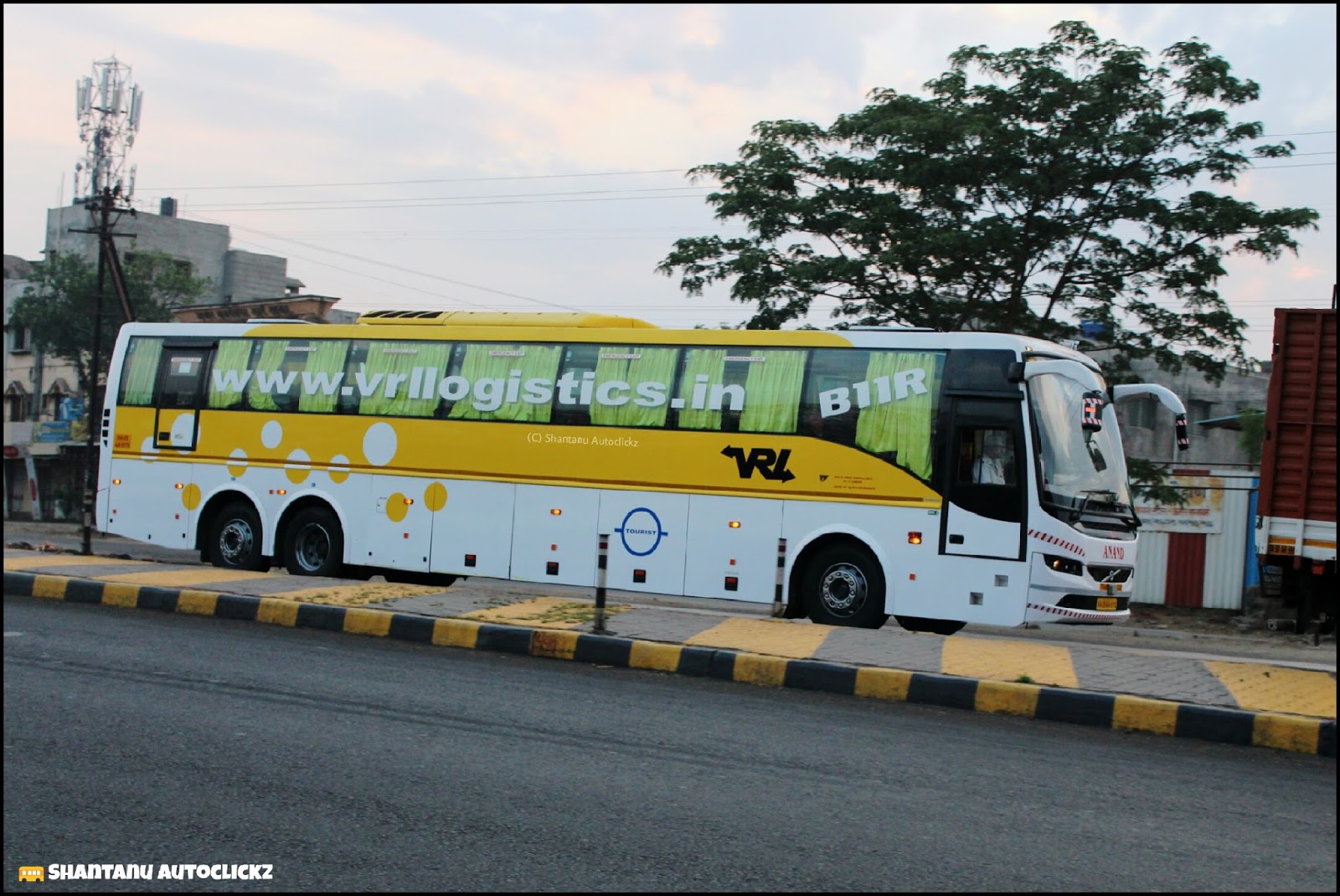 Shantanu Autoclickz: VRL VOLVO B11R I-Shift 9400 PX Semi Sleeper