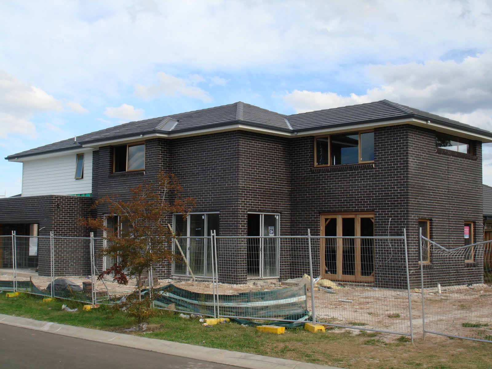Building Laguna 36 with Metricon Homes: Bricks Cleaned & Cladding started