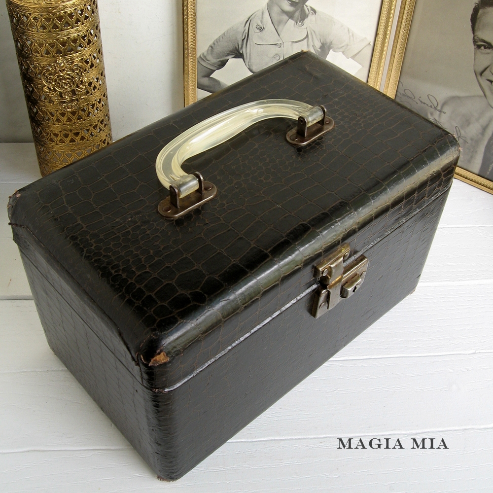 Magia Mia: A Nostalgic Train Case Makeover with a First Dibs Offer to ...