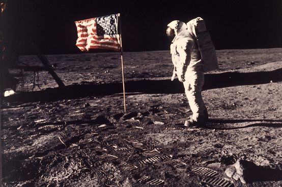 LEANDRO DA NIFER: Neil Armstrong, o primeiro homem a pisar na Lua ...