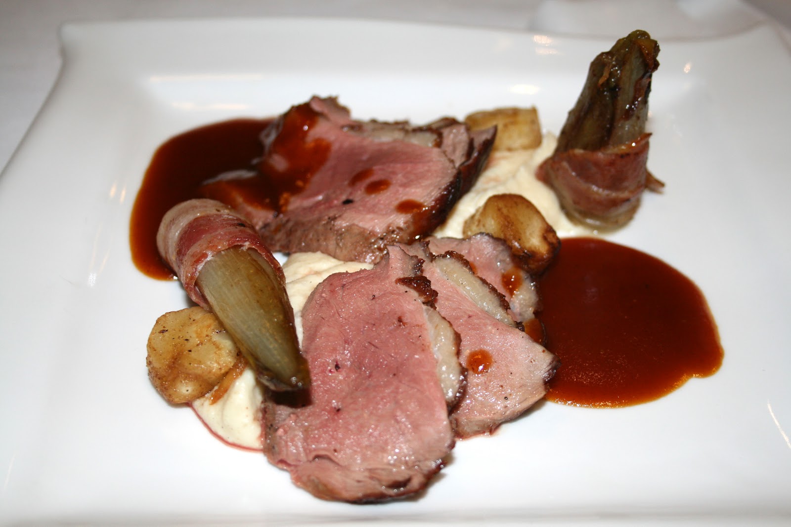 Gebakken eendenborst met knolselder en witloof in een kriekenbiersaus ...