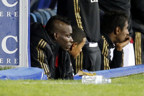 Mario Balotelli reduced to tears on bench after being substituted vs ...