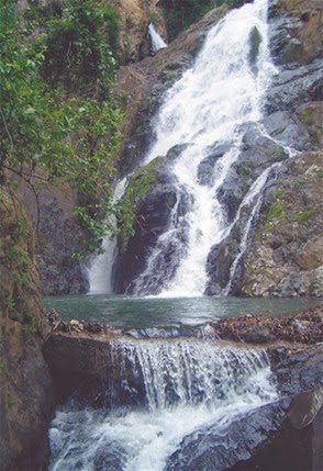 ATACANDODIGITAL.COM |: El Cocuyo: un volcán de agua que brilla en El Seibo
