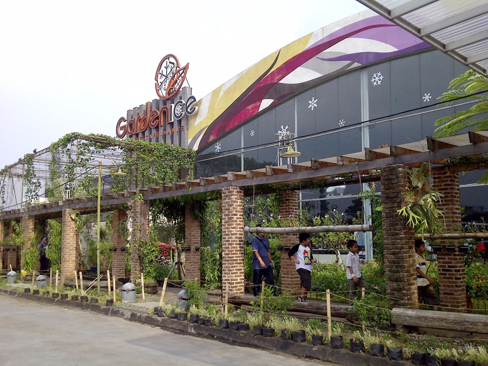 Fighting!!!: Ice Skating @Gardenice PVJ Bandung