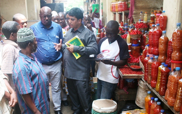 DIWANI MTEULE WA KIVUKONI SHARIK CHOUGHLE ATEMBELEA SOKO LA SAMAKI FERI ...