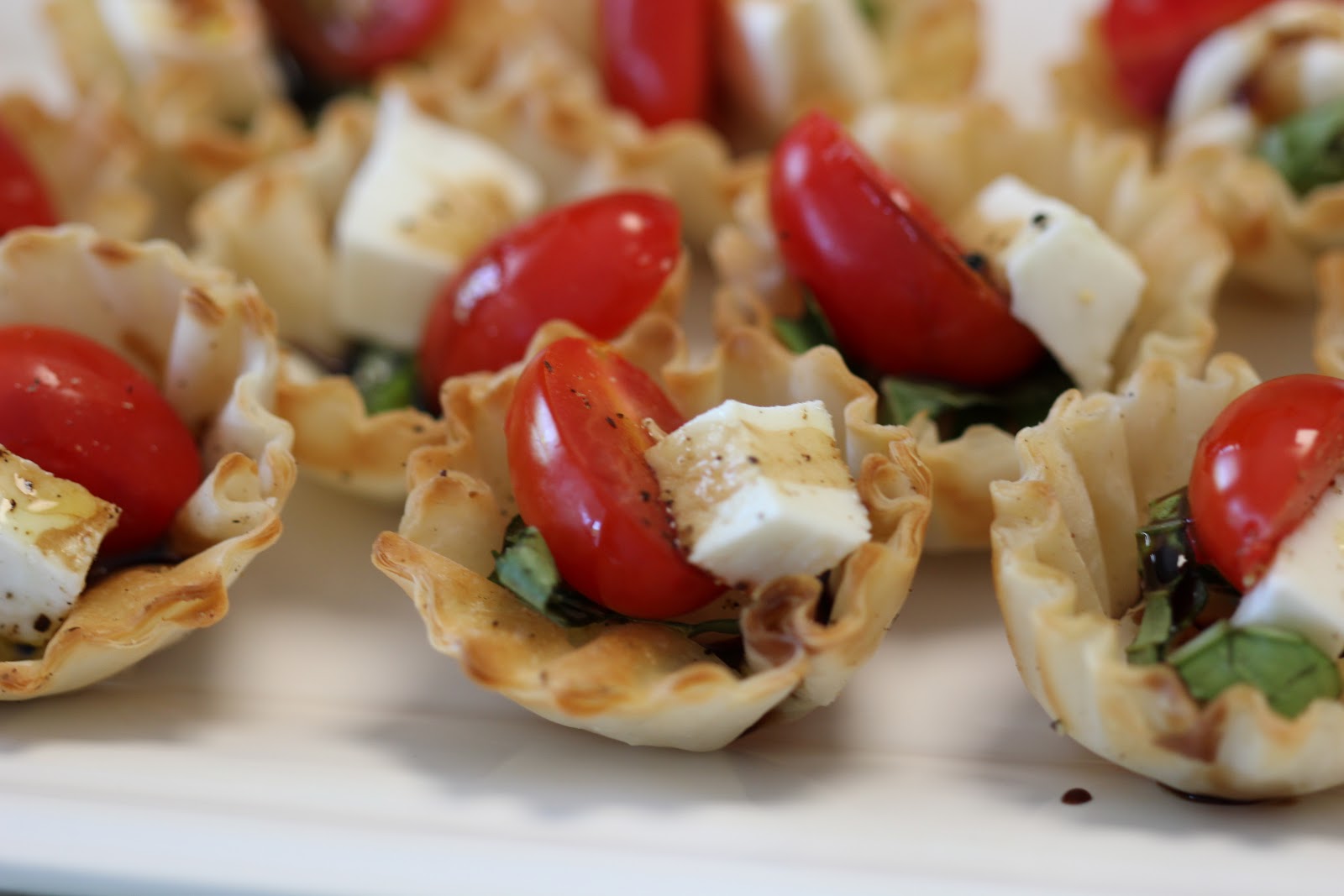 carmen's kitch: Caprese Phyllo Cups