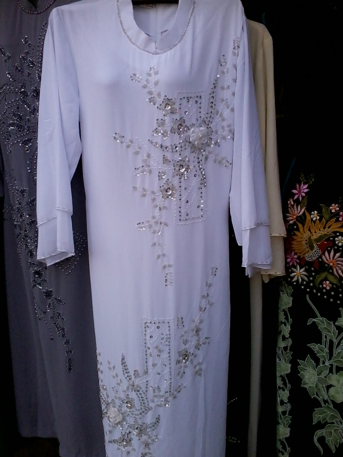 tikar sarawak: jubah manik dan labuci