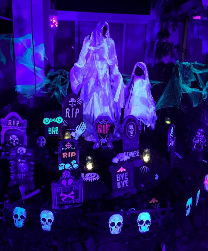 The Boho Bird: DIY Halloween Yard Display: Glowing Ghost Graveyard