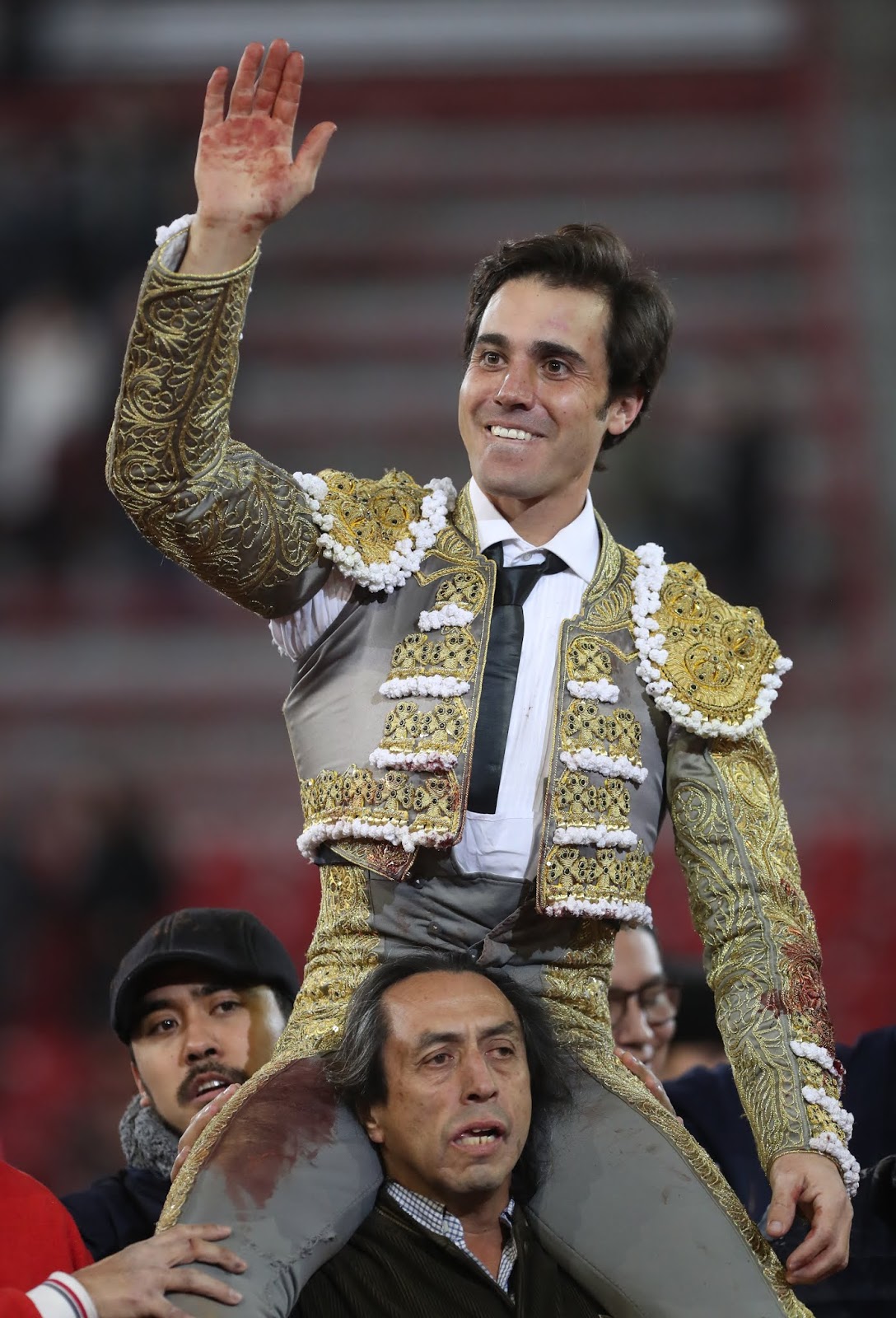 VUELTA AL RUEDO: José Mauricio se prueba con capote y muleta