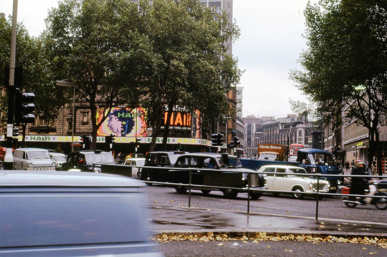 22 Fascinating Color Photographs That Capture Street Scenes of London ...