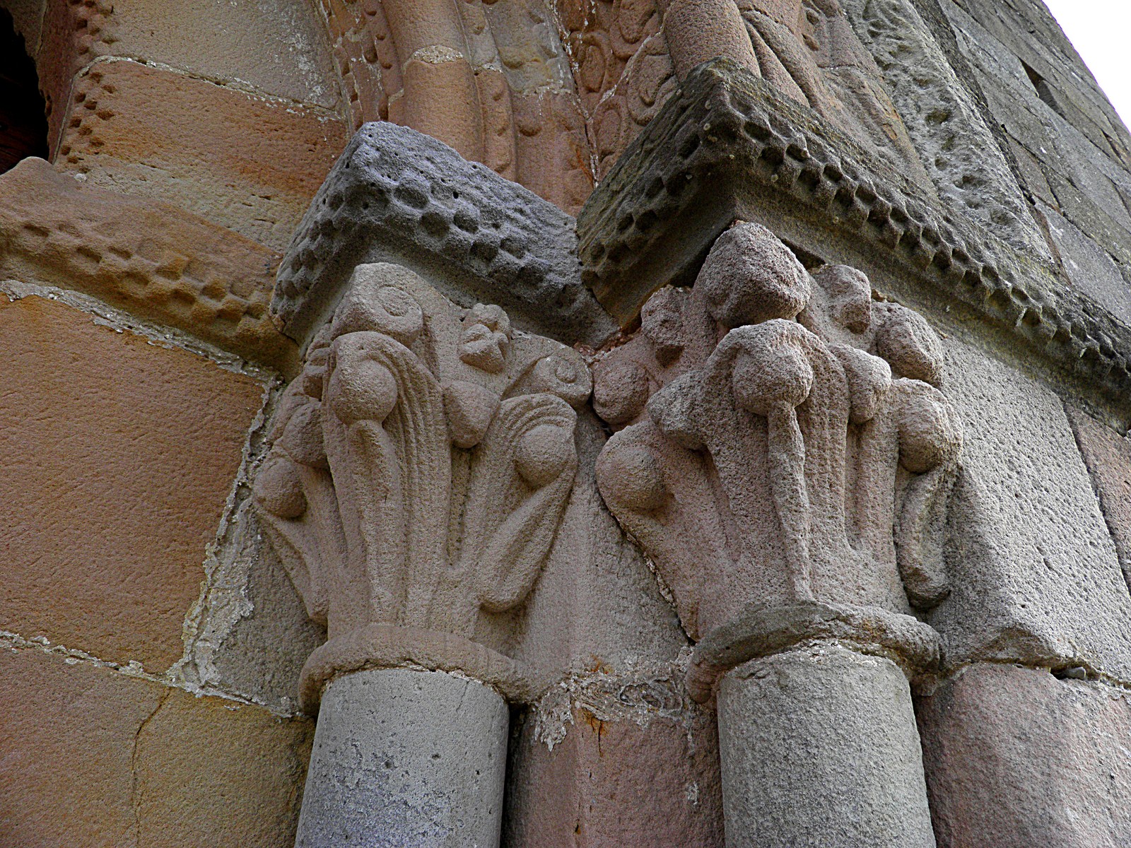 Los demás capiteles tienen decoraciones vegetales.