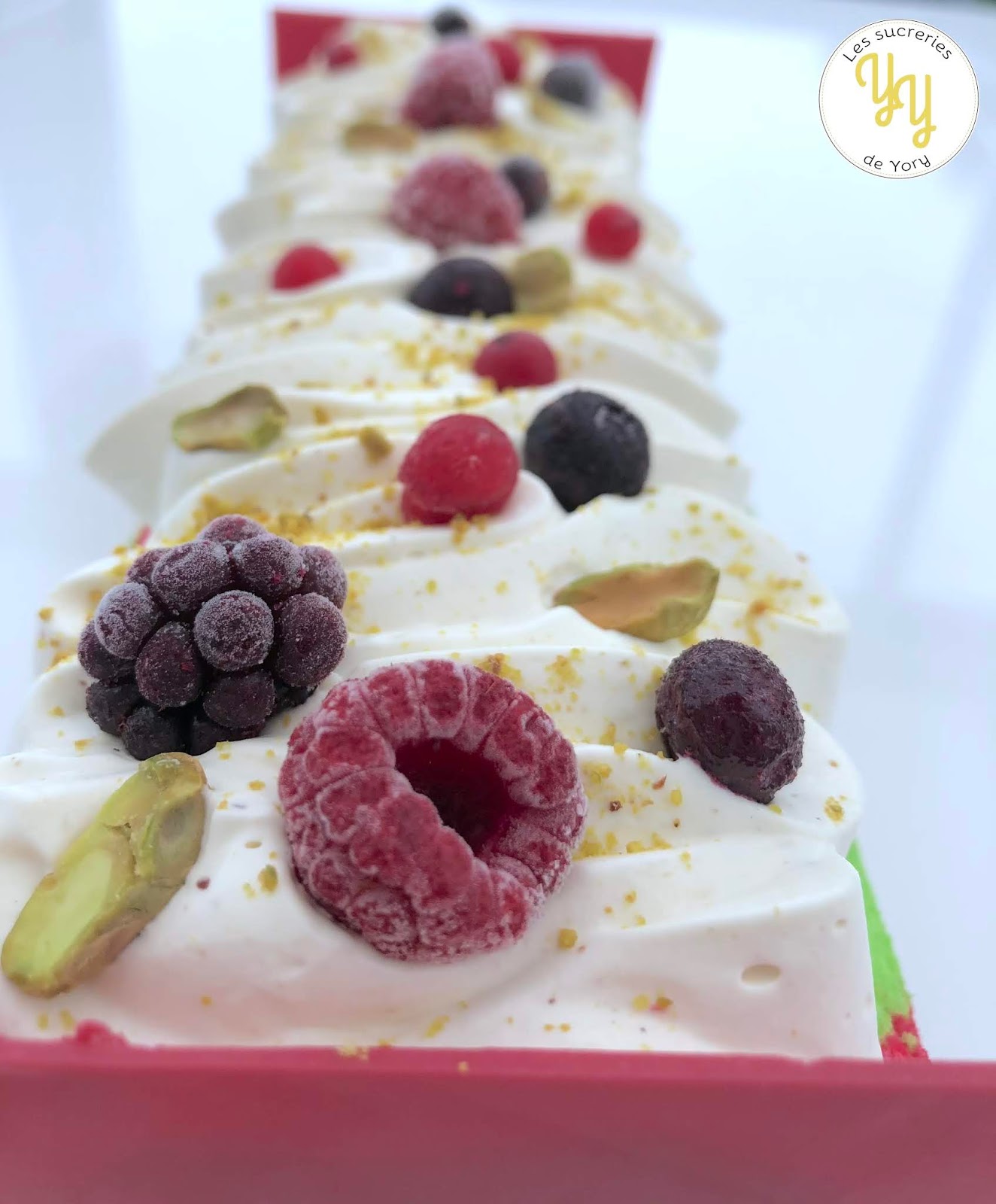 Bûche torsade pistache fruits rouges