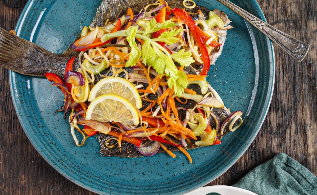 Flądra pieczona z warzywami