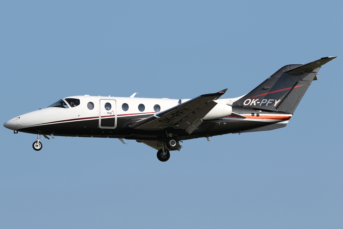 LONDON BIGGIN HILL AIRPORT EGKB/BQH IMAGES by Terry Wade: OK-PFY BE40 ...