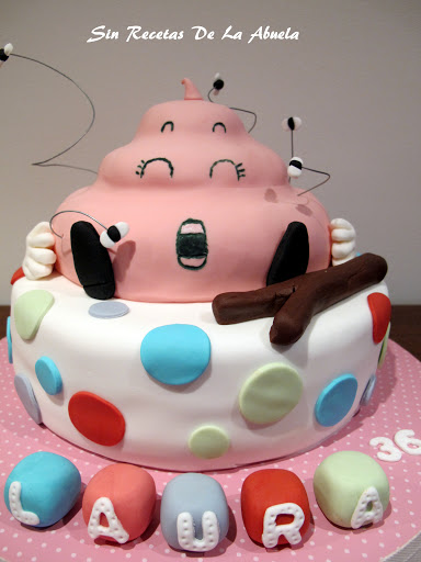 SIN RECETAS DE LA ABUELA: TARTA ARALE DECORADA CON FONDANT DE NUBES.