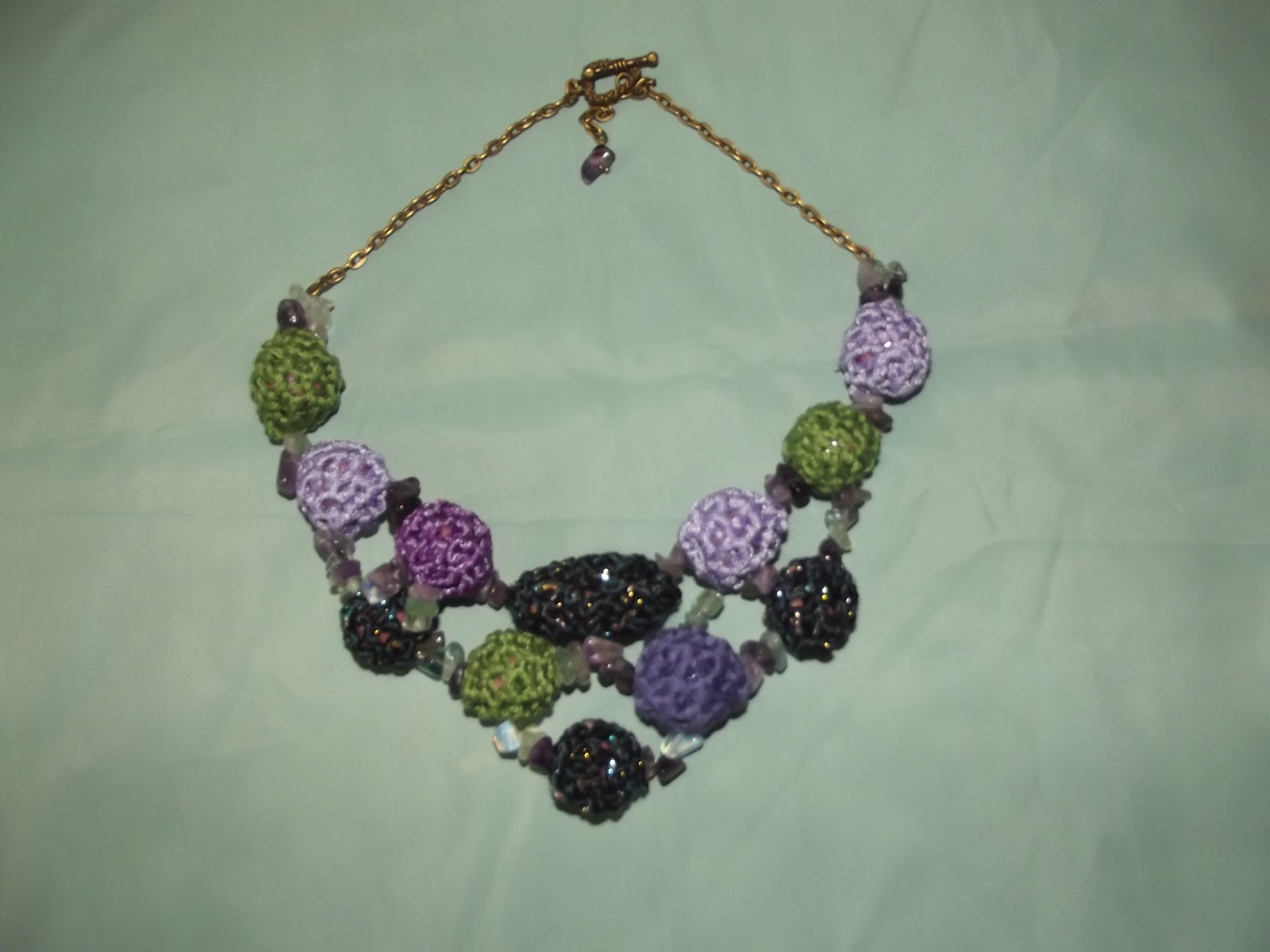 Bijuterii lucrate manual: coliere cu margele crosetate