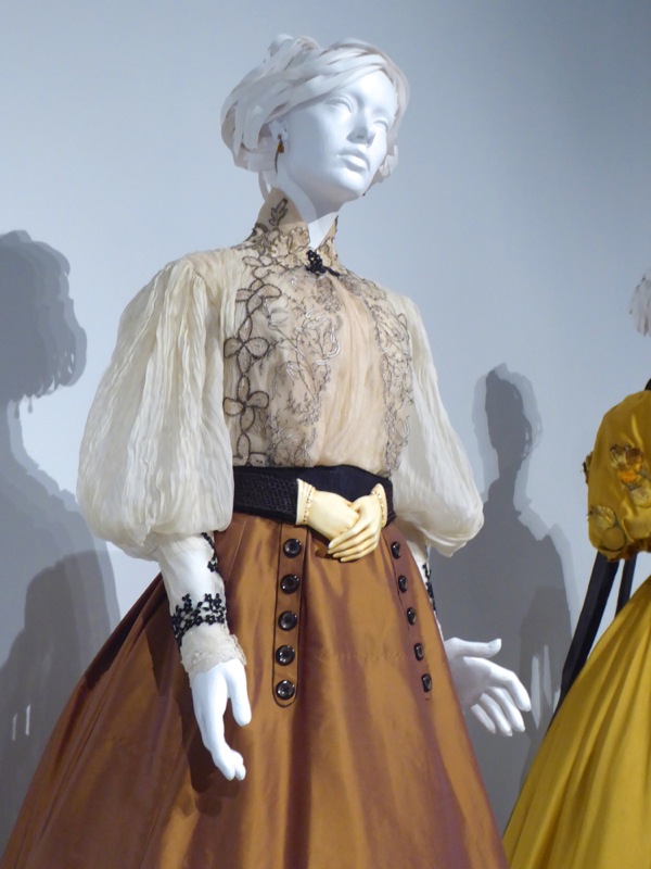 Hollywood Movie Costumes and Props: Crimson Peak's gothic romantic film ...