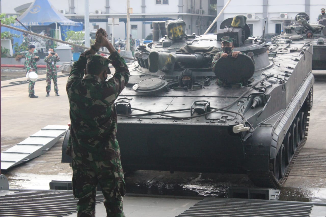 DEFENSE STUDIES: Menkav 1 Marinir Dukung Uji Fungsi Embarkasi dan Debarkasi KRI Teluk Youtefa-522