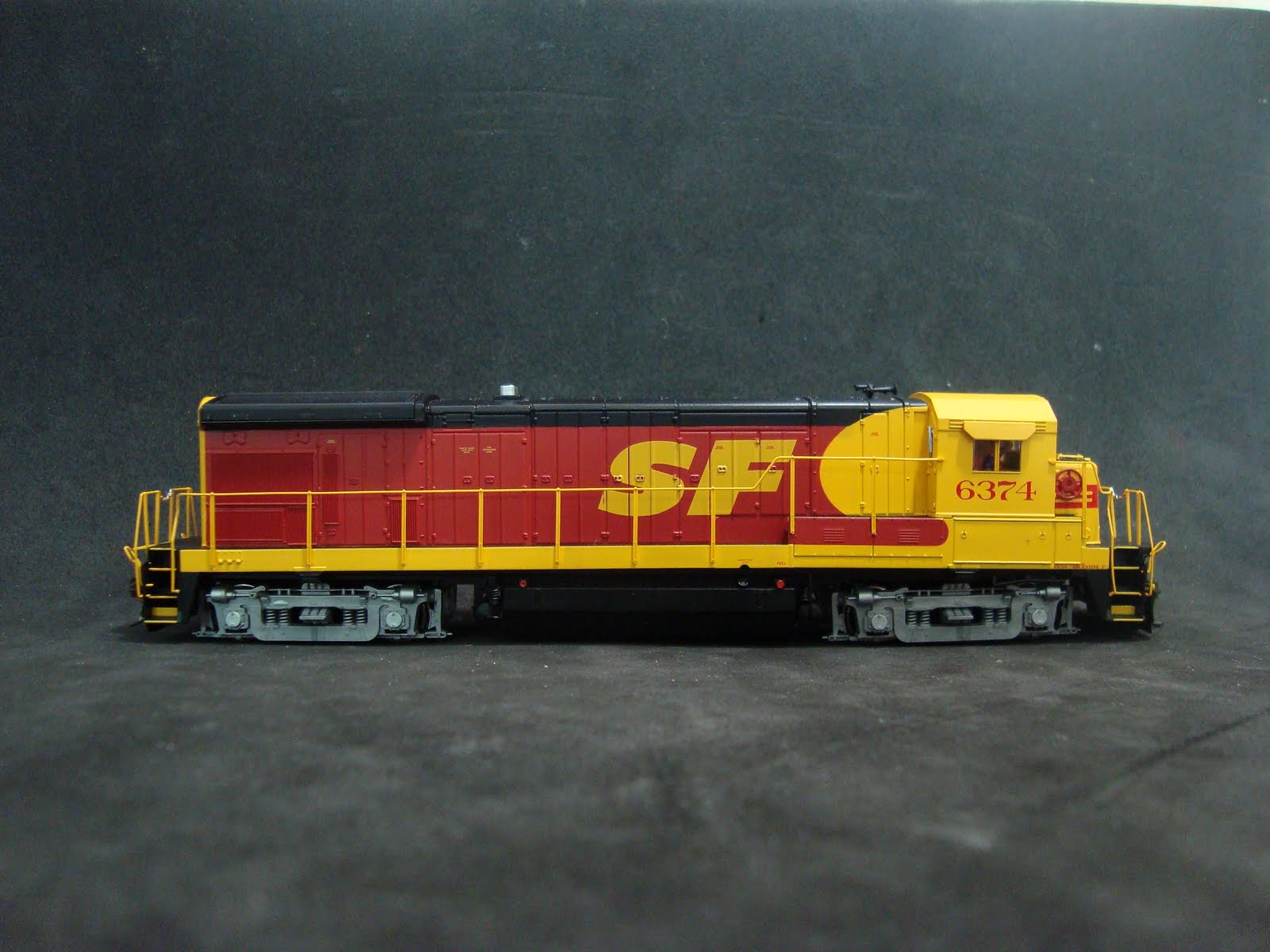 SFTRENS Ferromodelismo HO DCC: Locomotiva GE B23-7 ATSF Kodachrome Atlas Gold DCC