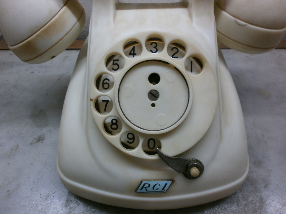 Antikpisan: Telepon Puter Jadul Warna Putih RCI