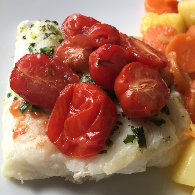 Dos de cabillaud aux herbes, zeste de citron vert et tomates cerises ...