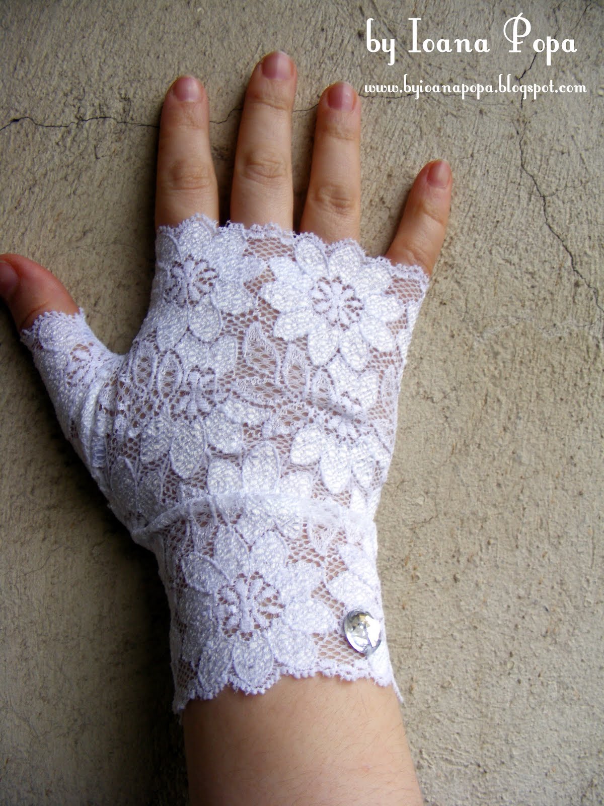 Fii tu! Accesorii handmade: Manusi albe din dantela