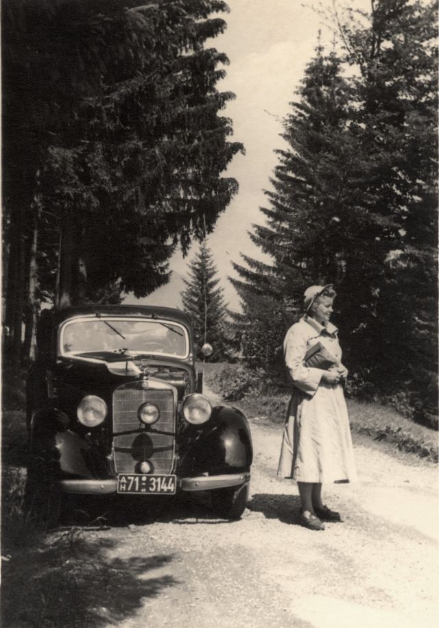33 Vintage Photos of ’50s Ladies Posing With Their Mercedes-Benz ...