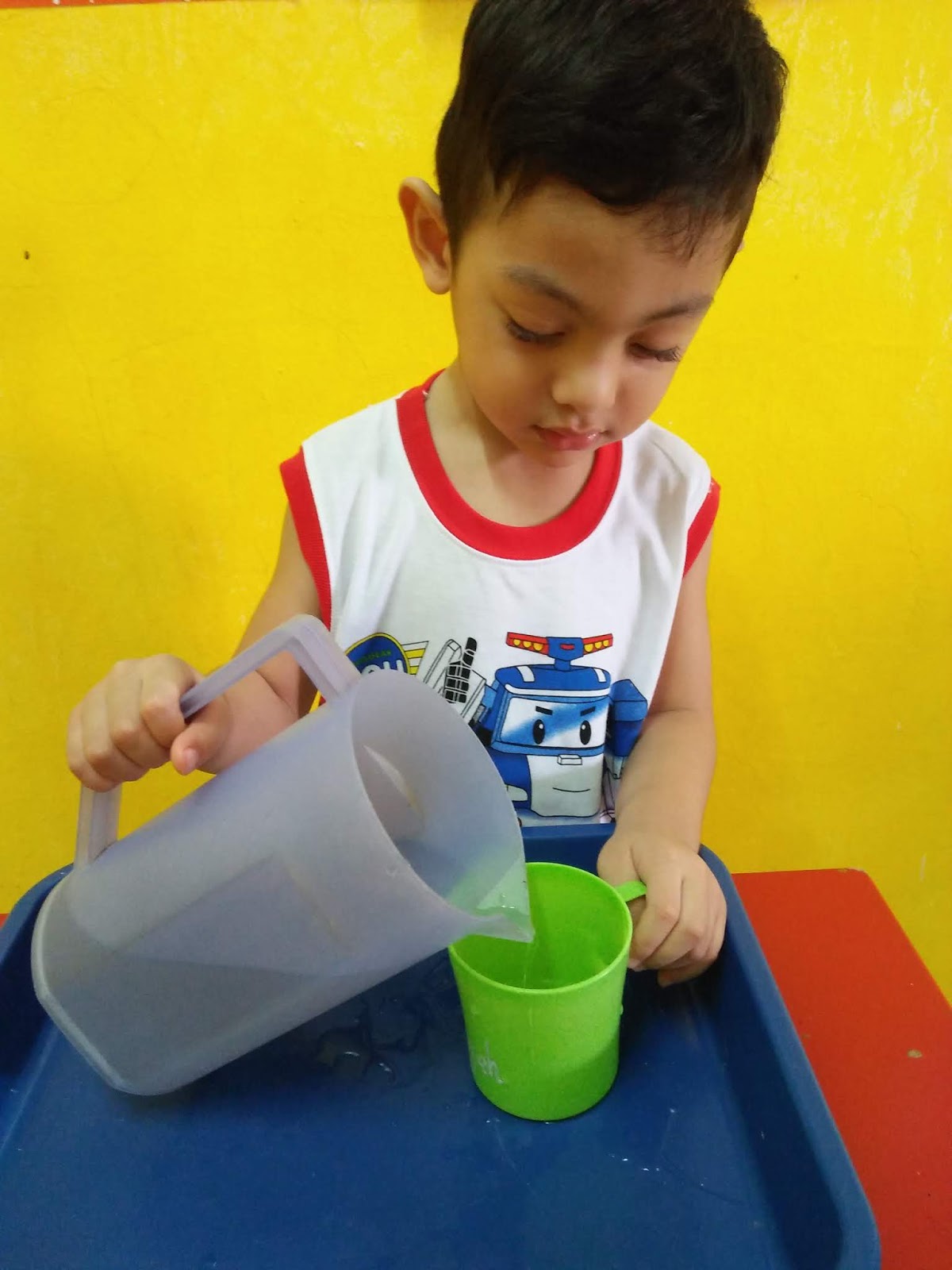 Taska Ummi Ida: Aktiviti 3 Tahun : Aktiviti Menuang Air Ke Dalam Cawan