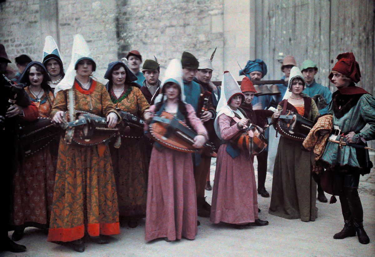 14 Wonderful Photos of French People Don Colorful Costumes at the Joan ...