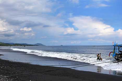 Pantai Kusamba, Tawarkan Keheningan Saat Hati 'Kusam'