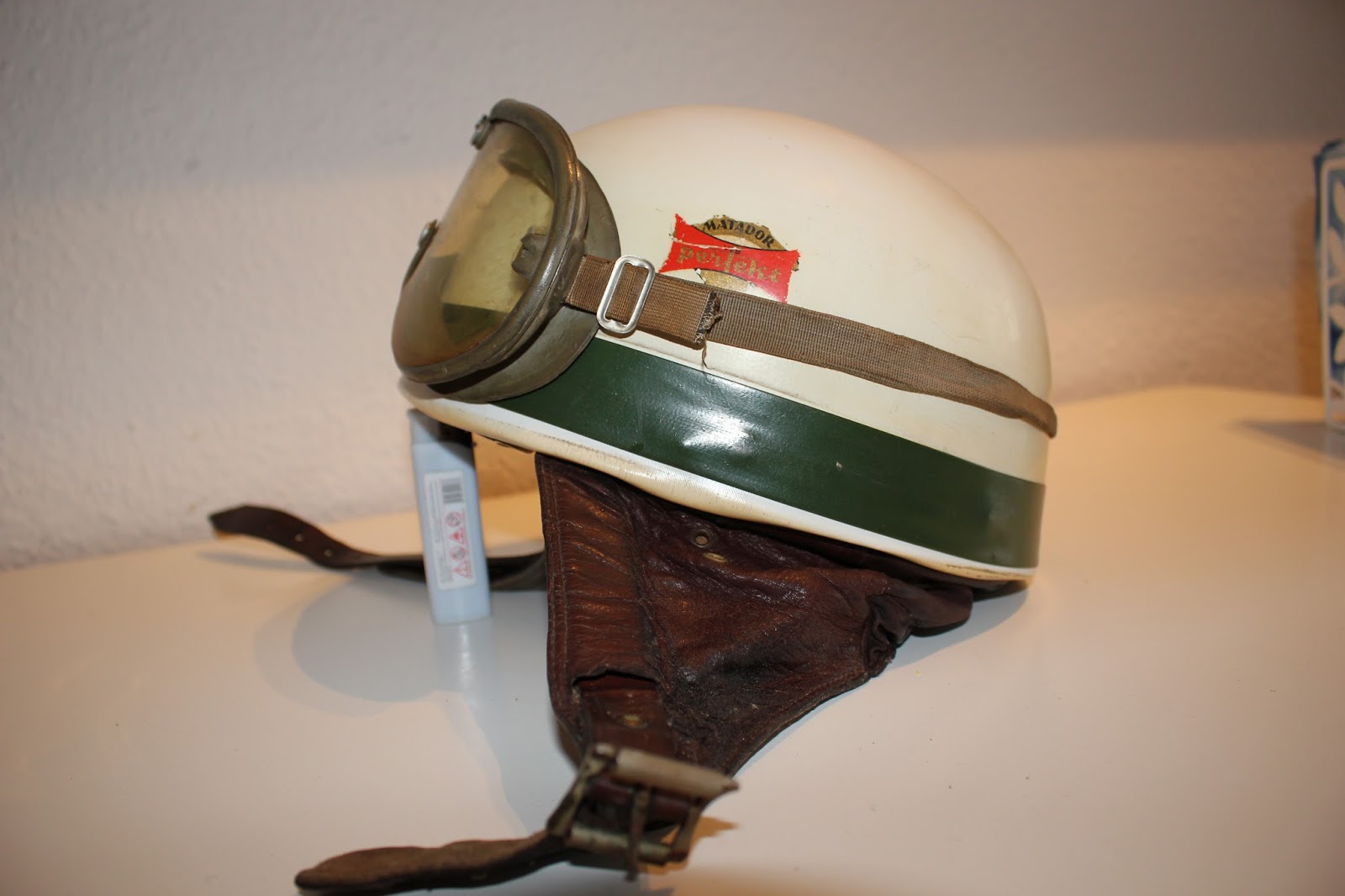 Unser Flohmarkt: Alter Motorradhelm mit Brille