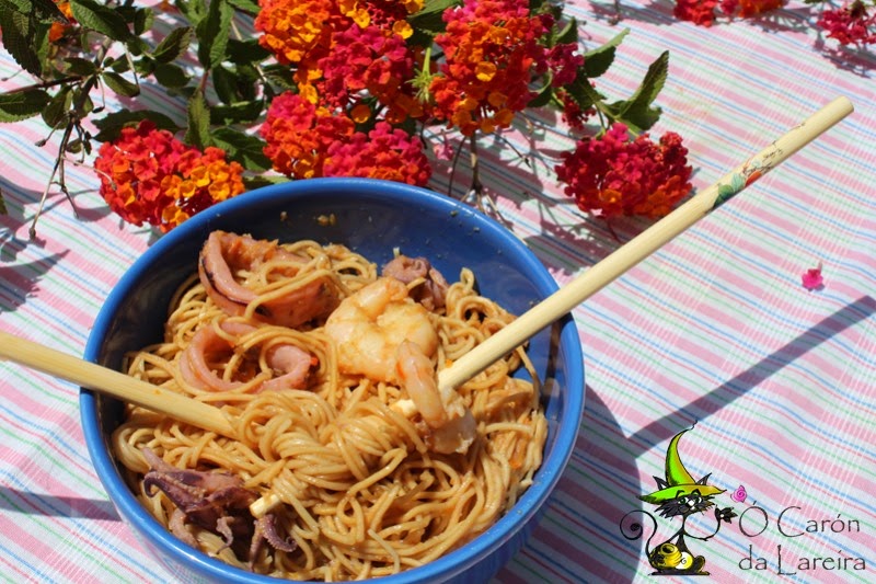 Fideos chinos con calamares y gambas