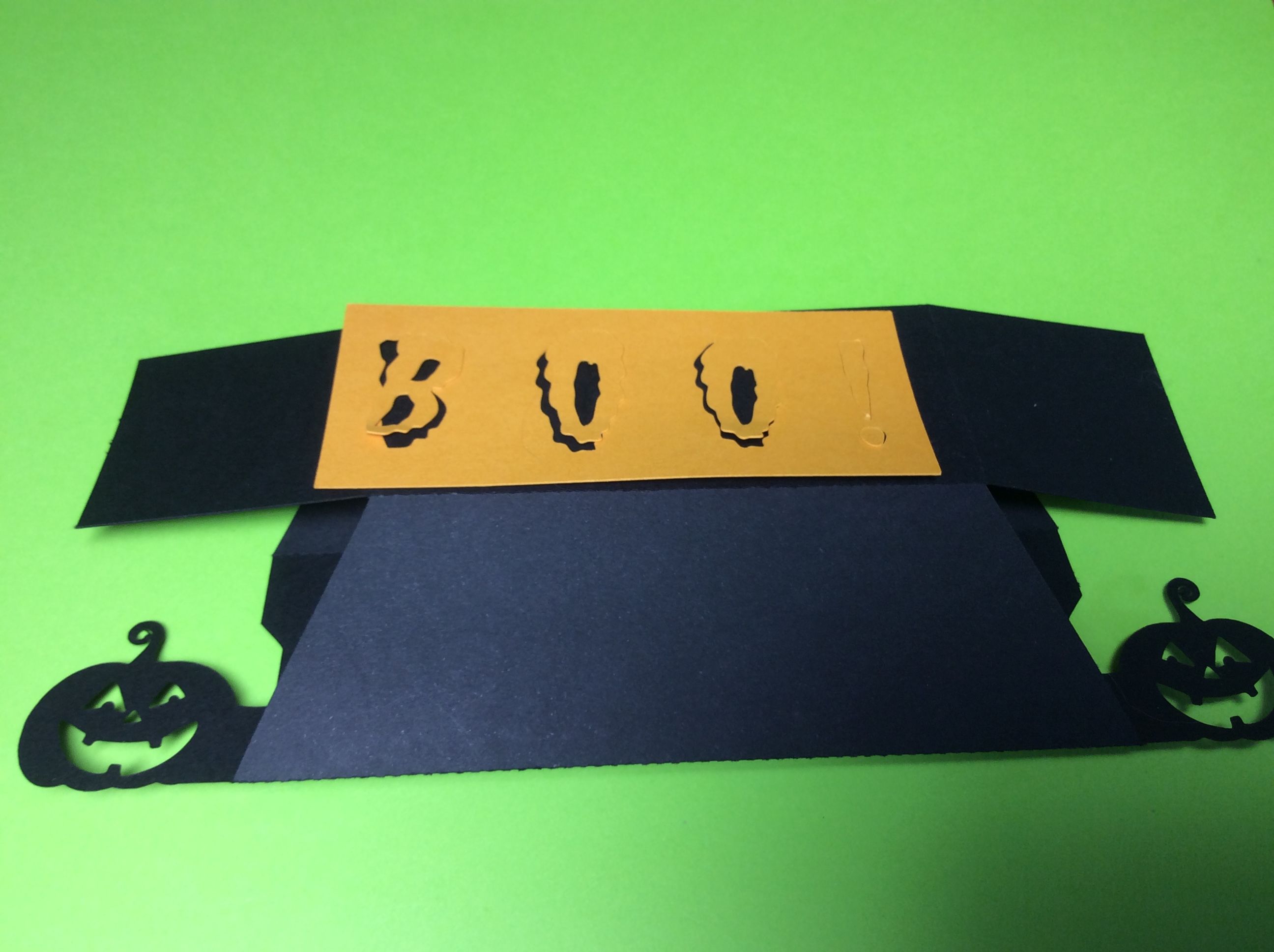Papercrafts and other fun things: A Spooky Halloween Pop-Up Card