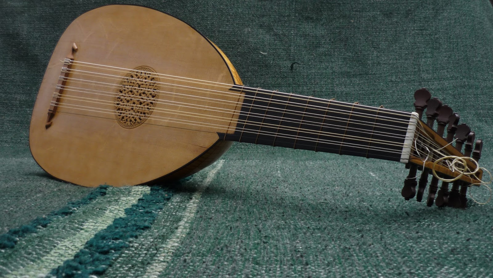Instrumentos antiguos Zanfona o Hurdy Gurdy