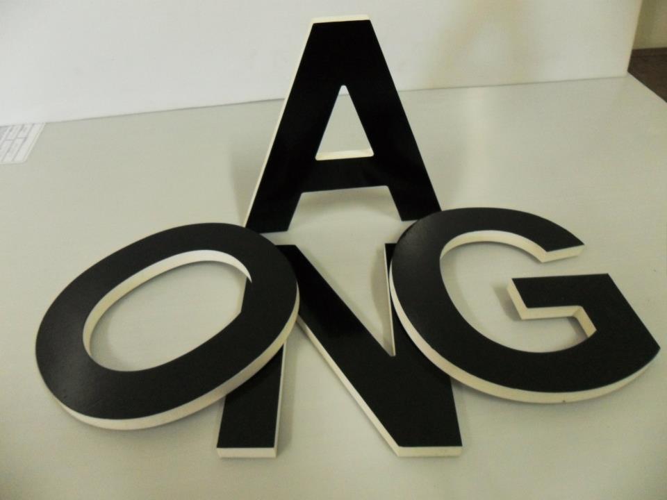 Soares Letras Recortes & Impressão: Letras de PVC e acrílico adesivados.