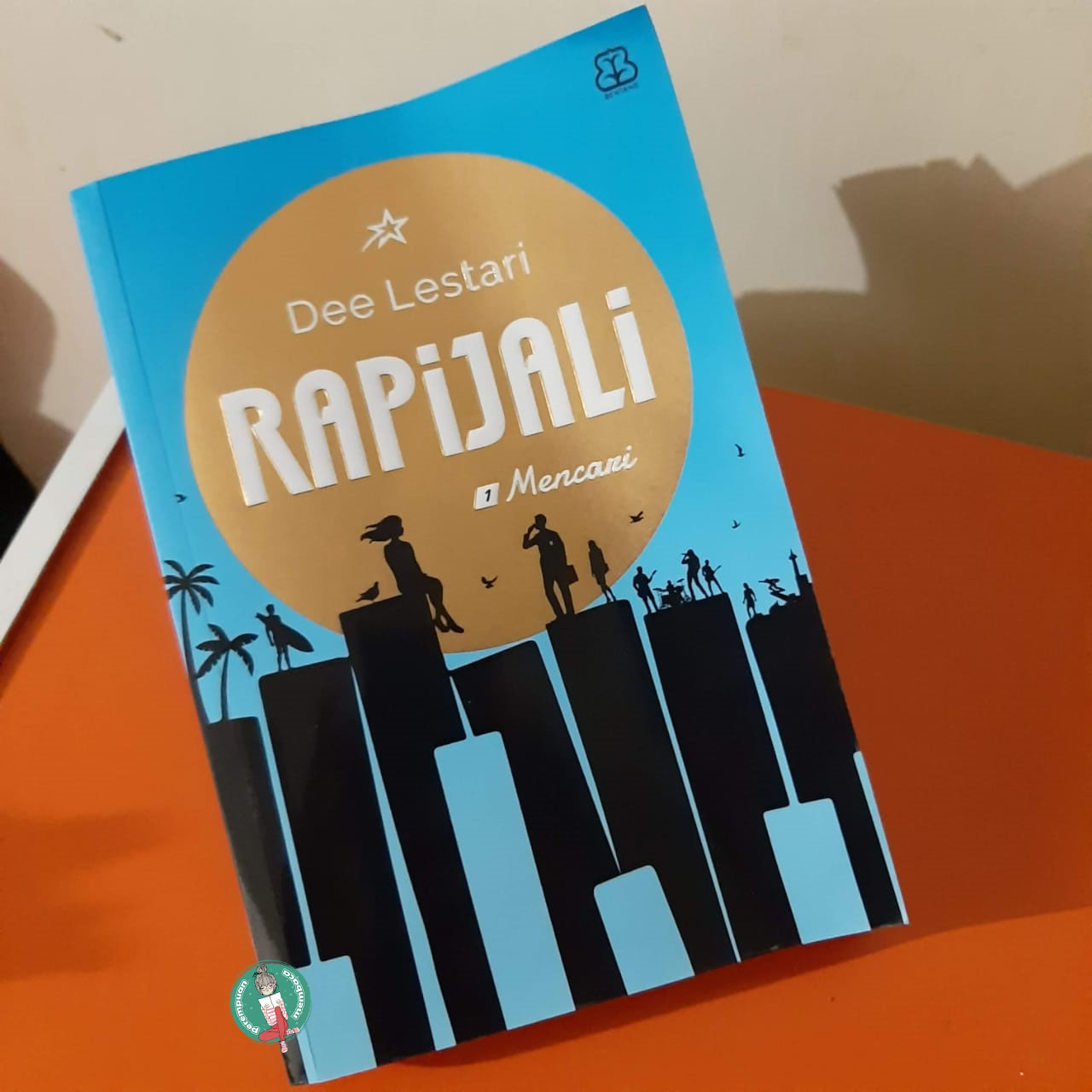 Resensi Buku Dua Dunia Rapijali, Naskah Tertua Dee Lestari - Perempuan ...